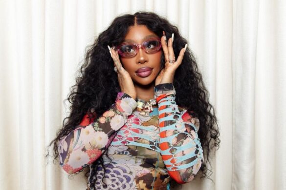 Iggy Azalea Twerks on Twitch Streamer N3on Three Times, Drops Surprise ...